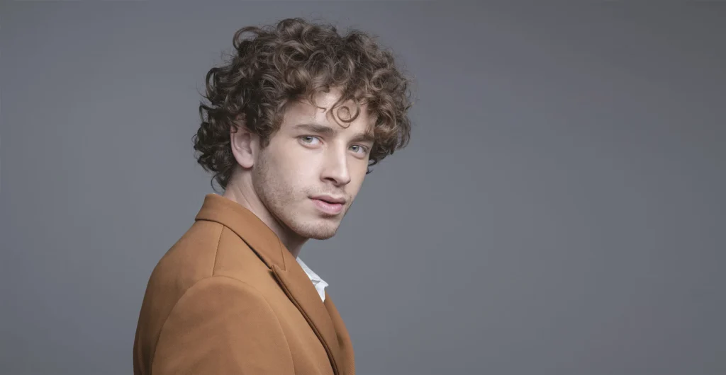 Cem Yiğit Üzümoğlu, "Yeni Şafak Solarken" Filmiyle Locarno'da Ödül Aldı ...